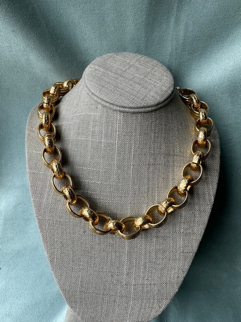 Banded and Hammered Gold Chain 18" – Vanderbilt Collection